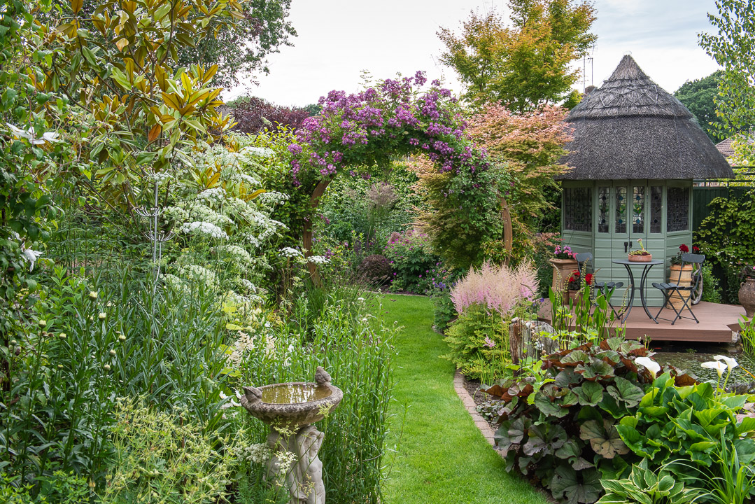 Jill’s Gorgeous Garden in June – Nicola Stocken