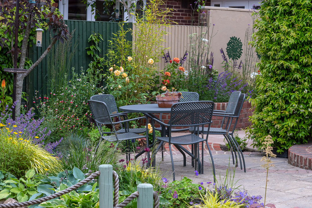 Jill’s Gorgeous Garden in June – Nicola Stocken